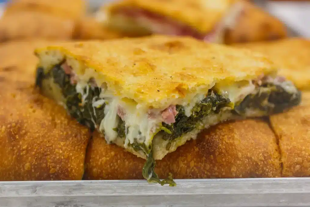 Pizza ripiena di salsiccia e friarielli: la ricetta napoletana | La ...