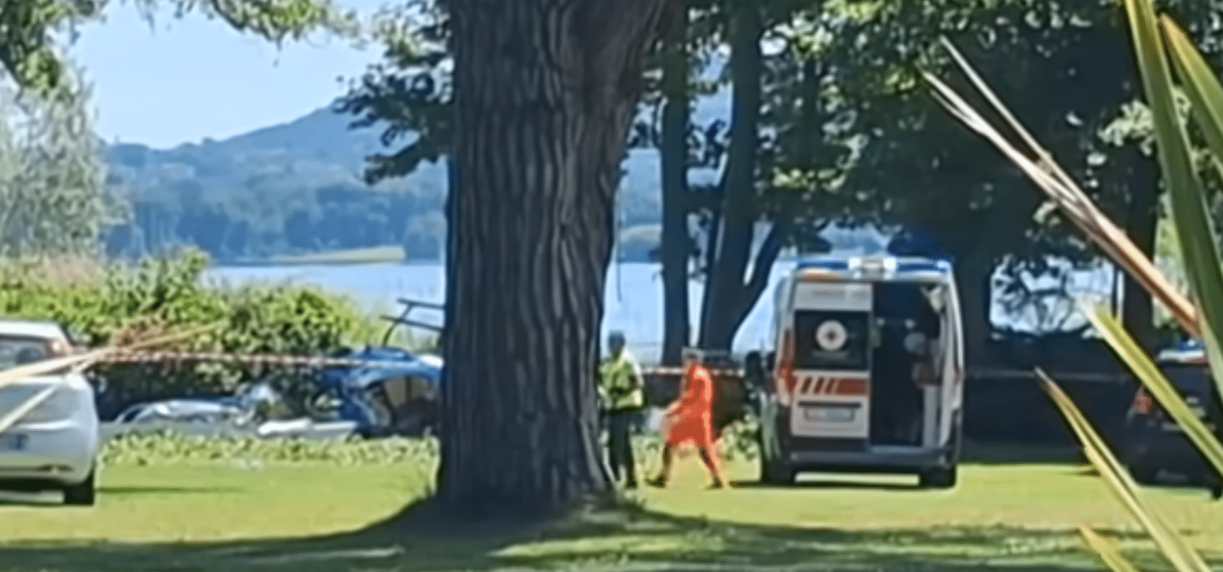 Elicottero precipita sul Lago Maggiore a Solcio di Lesa: un morto e tre ...